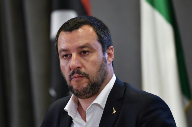 Quase 500 imigrantes ficam sem rumo no Mediterrâneo, em disputa entre ... Quase 500 imigrantes ficam sem rumo no Mediterrâneo, em disputa entre ...