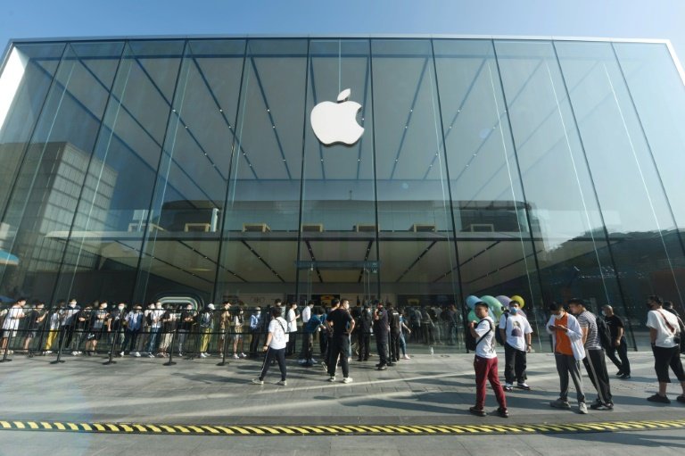 China confines area around the world's largest iPhone factory - Pledge ...